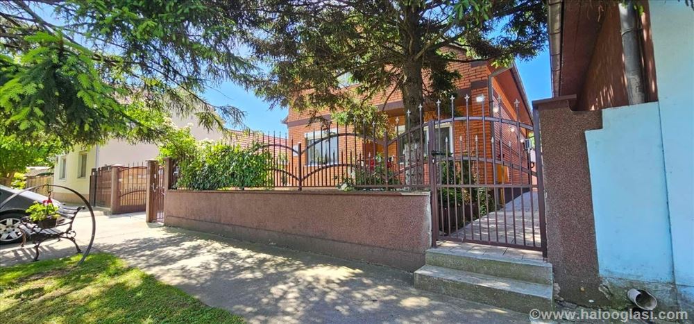 Boljevci, dve kuće u glavnoj ulici | Halo Oglasi