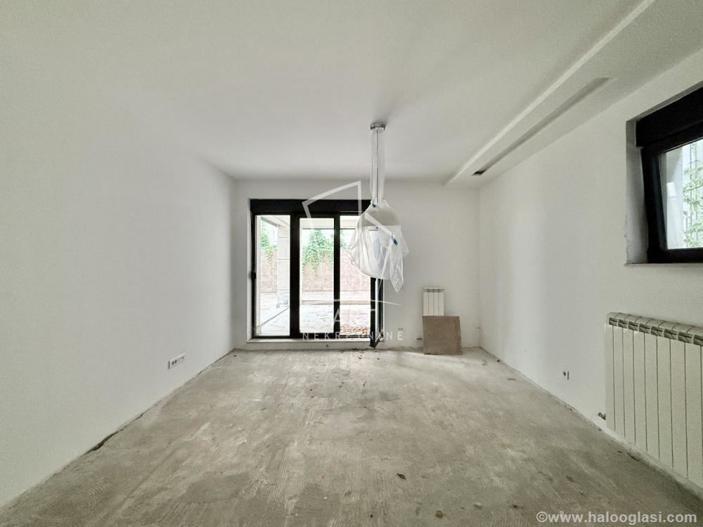 Autokomanda, dvorište 140m2 +garažno mesto ID#1152 | Halo Oglasi