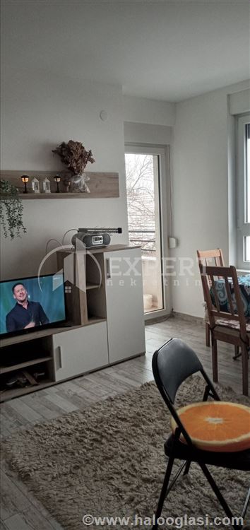 Izdaje se stan u centru grada na keju! | Halo Oglasi