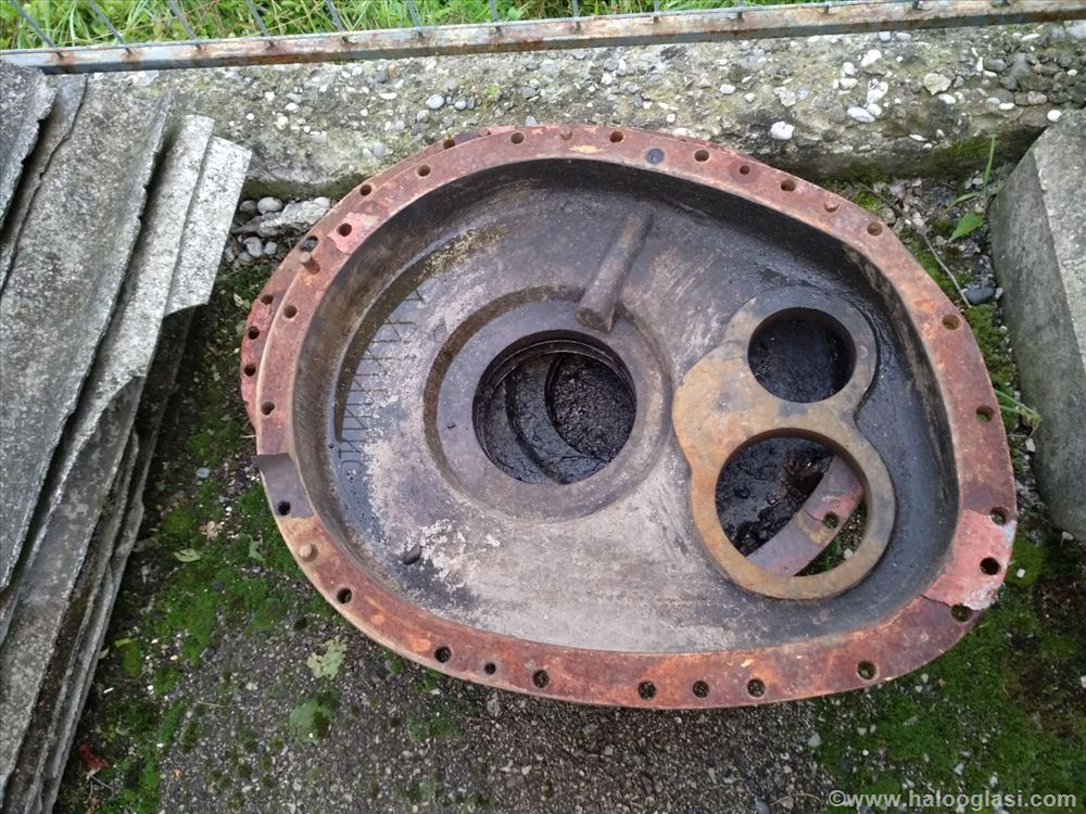 Deklo - poklopac reduktora za buldozer tg 110 | Halo Oglasi