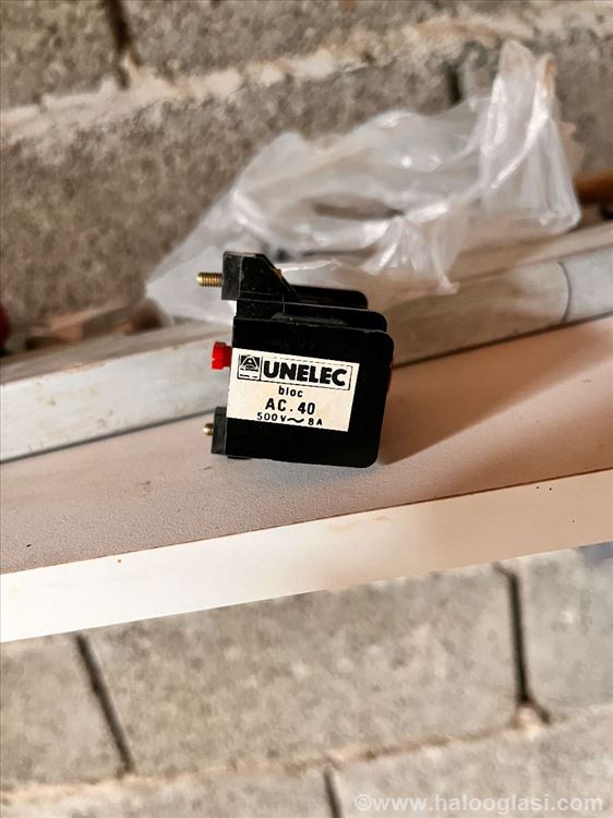 Blok Unelec AC.40 500V 8A – Novo (4 kom) | Halo Oglasi