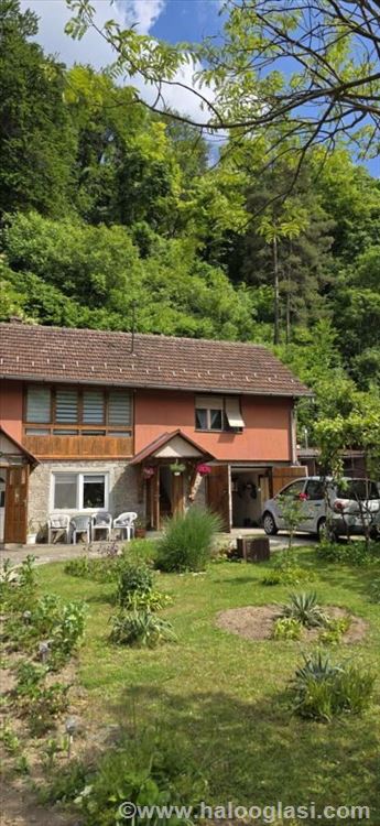 Kuća u Rakovcu sa dva stana, šuma iza, potok ispre | Halo Oglasi